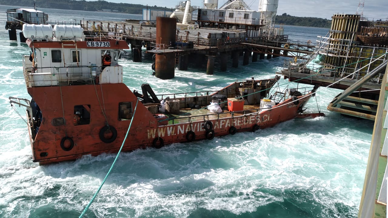 Rescatan barcaza que quedó atrapada en obras del puente Chacao - ELN Radio
